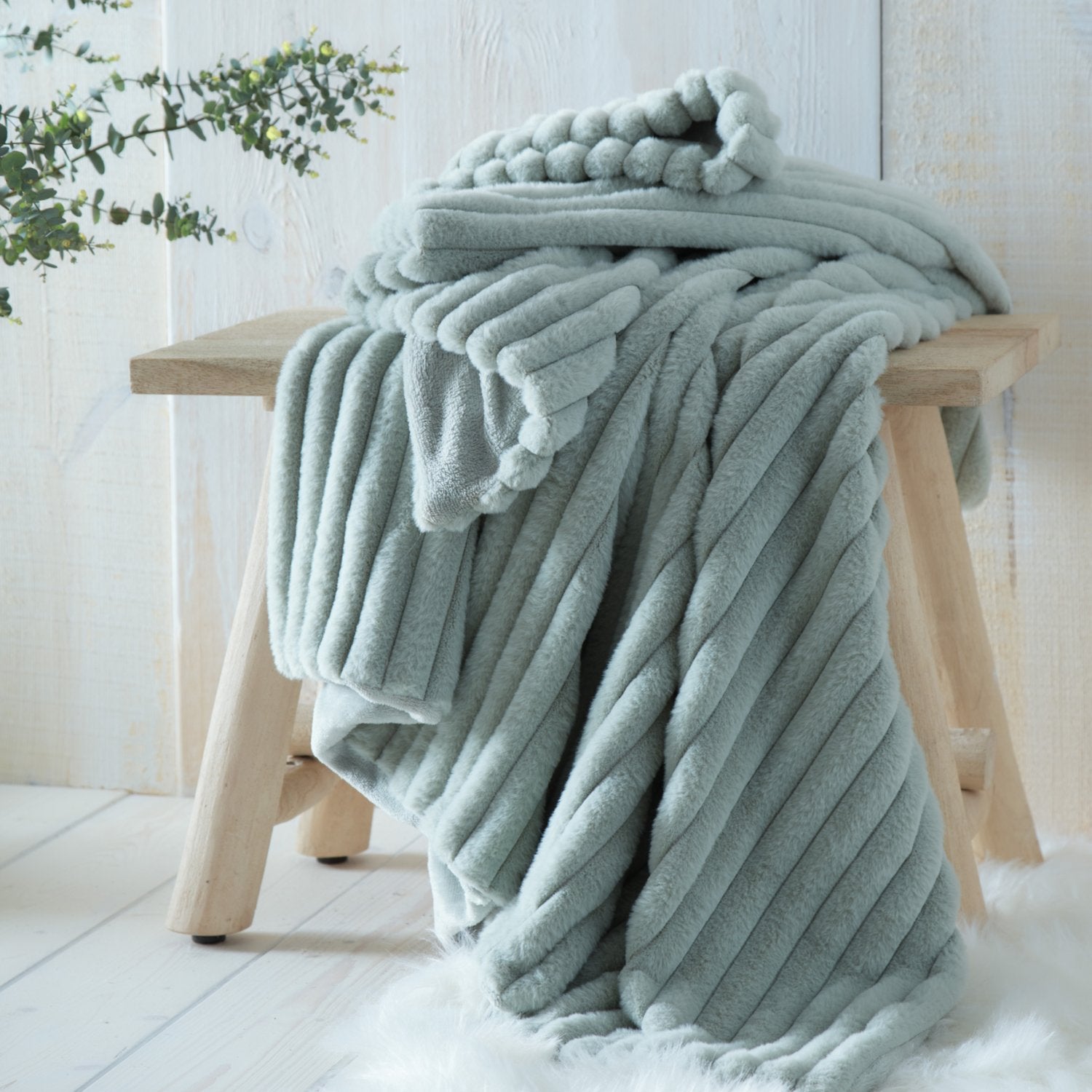 Morritz Green Faux Fur Throw (130cm x 180cm) – Julian Charles Home